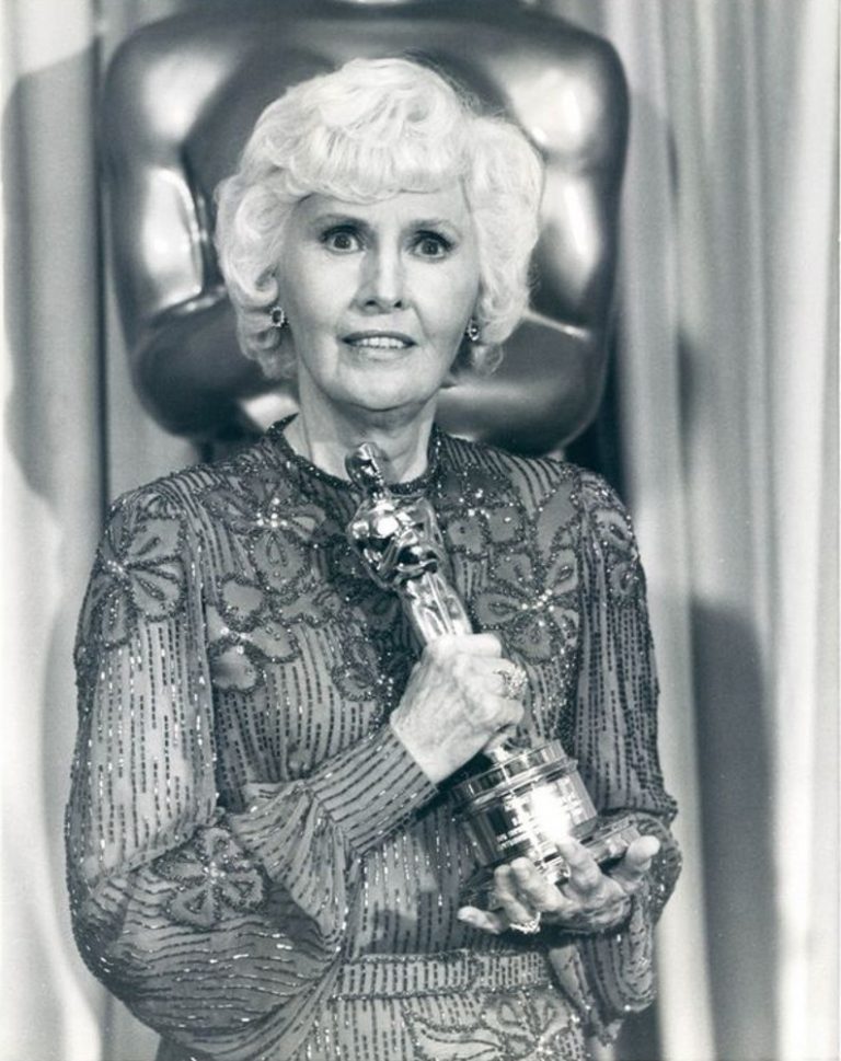 Classic Hollywood #105 – Barbara Stanwyck Receives An Oscar